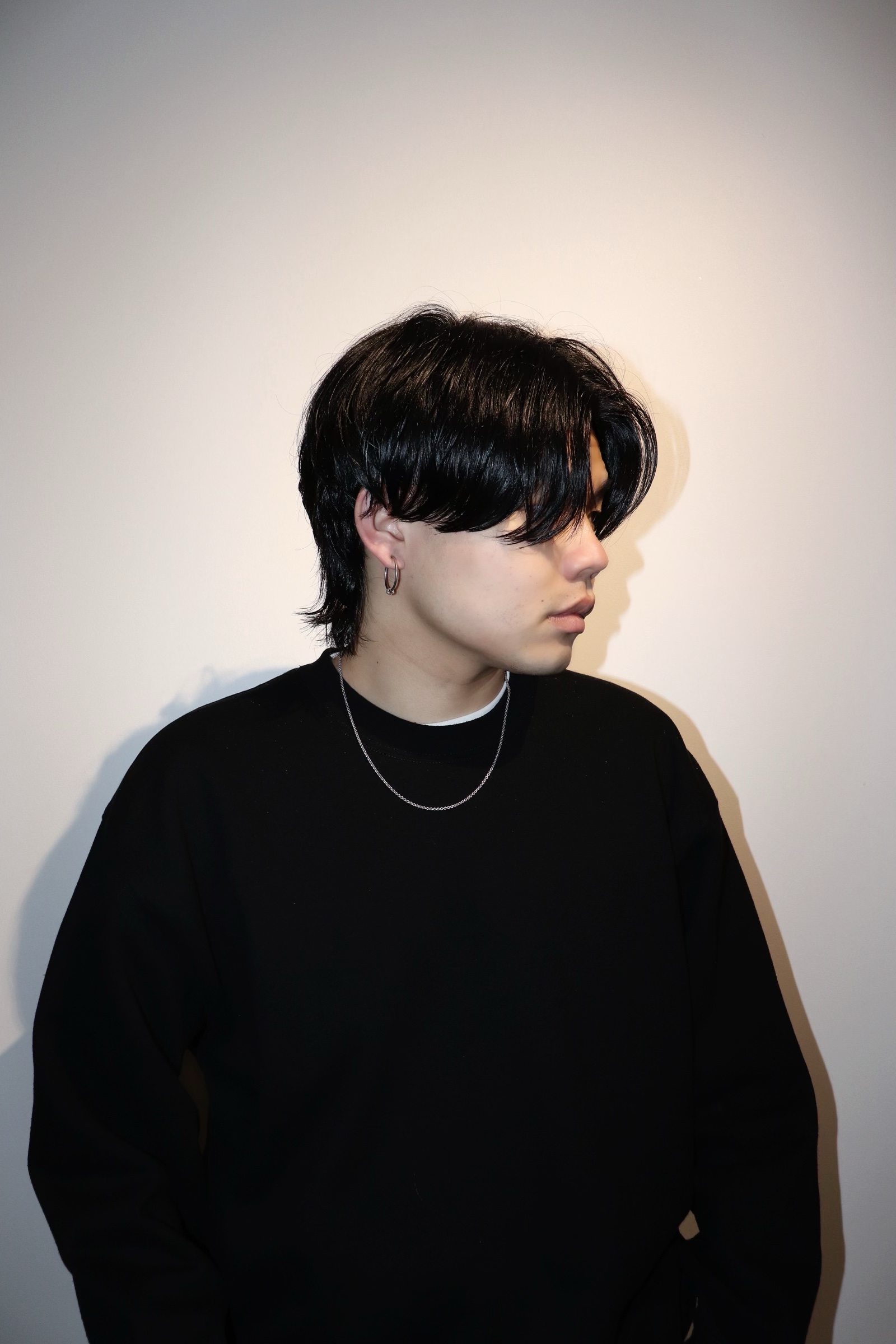 センター分けとウルフを組み合わせたメンズカット | 東京でメンズカット得意な美容師